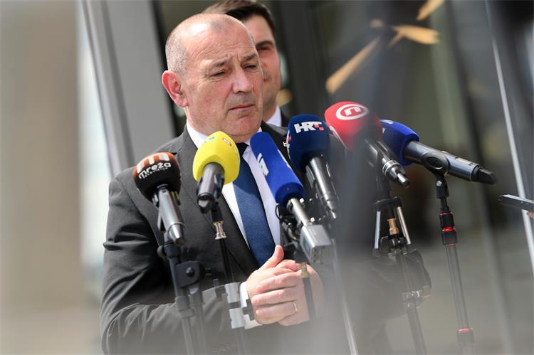 Vlada Republike Hrvatske - Medved: Najoštrije osuđujem skidanje zastave ...